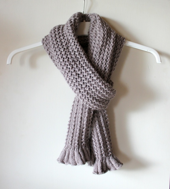 Strikket skjerf med hullmønster og lekre detaljer i alpakka - Epla