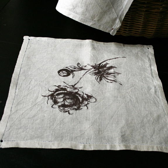 Sju sjarmerende, gamle servietter med peontrykk - Epla