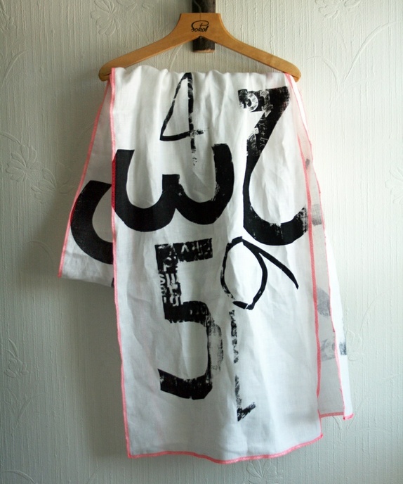 Skjerf med tall i sort, hvitt og neon - Epla