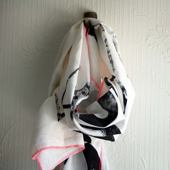 Skjerf med tall i sort, hvitt og neon - Epla