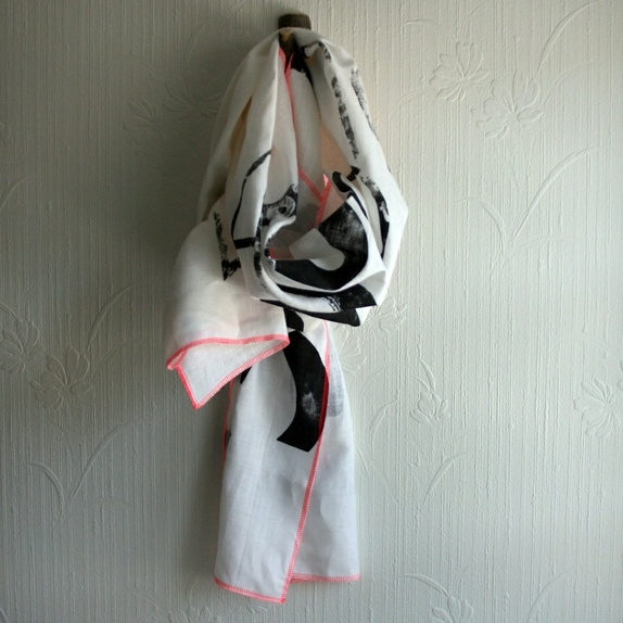 Skjerf med tall i sort, hvitt og neon - Epla