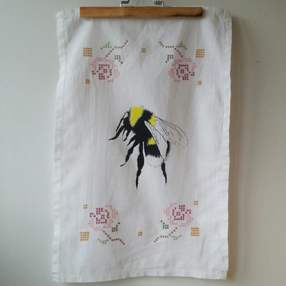 Brodert duk med humle - Epla