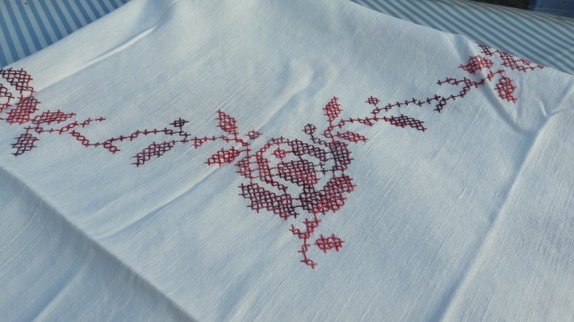 Nydelig håndbrodert duk og brikke. - Epla