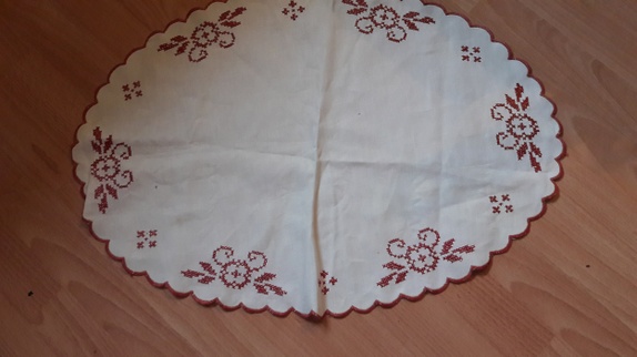 Nydelig håndbrodert duk og brikke. - Epla