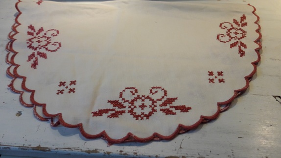 Nydelig håndbrodert duk og brikke. - Epla