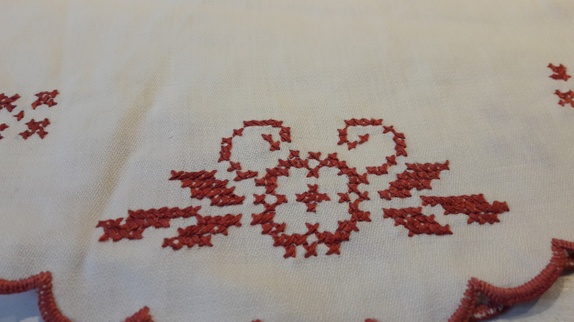 Nydelig håndbrodert duk og brikke. - Epla