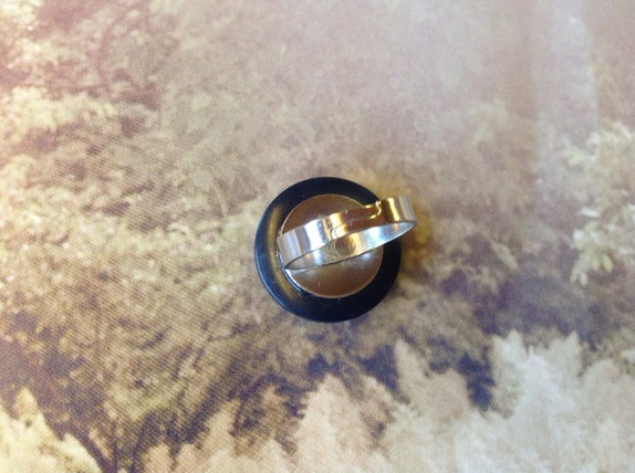 "Having a Perfekt Day!" - ring laget av uvanlig gammel knapp. - Epla