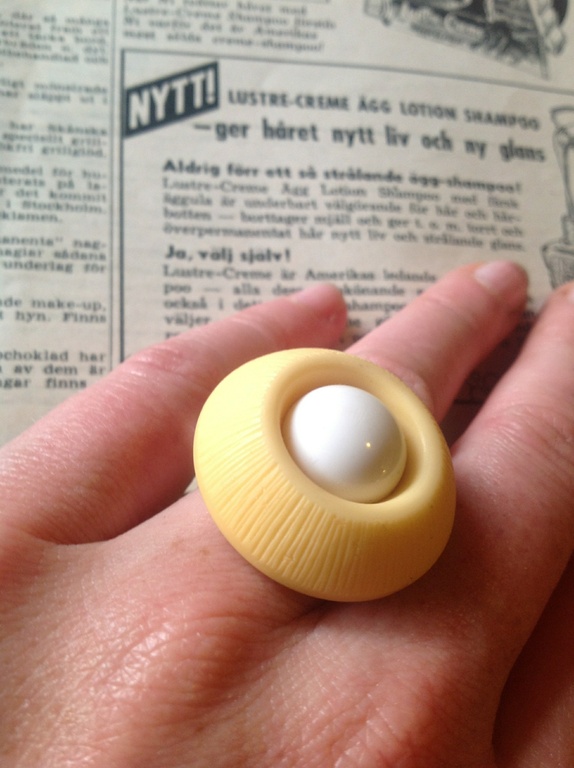 "Sweet as Honey"... Vakker gul/hvit ring laget av to eldre knapper - Epla