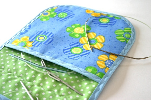 Rundpinnemappe - blå med blomster - Epla