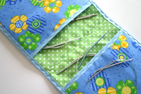 Rundpinnemappe - blå med blomster - Epla