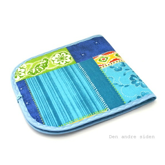 Rundpinnemappe - blå med blomster - Epla