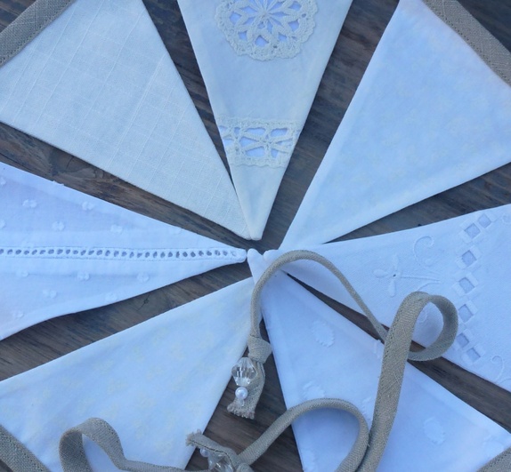 SALG-40%! Vimpelrekke i vintage stoffer m/blonder, broderi og lin - Epla