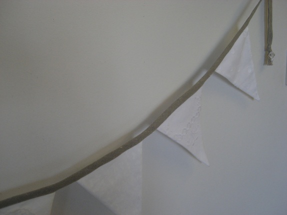 SALG-40%! Vimpelrekke i vintage stoffer m/blonder, broderi og lin - Epla