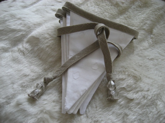 SALG-40%! Vimpelrekke i vintage stoffer m/blonder, broderi og lin - Epla