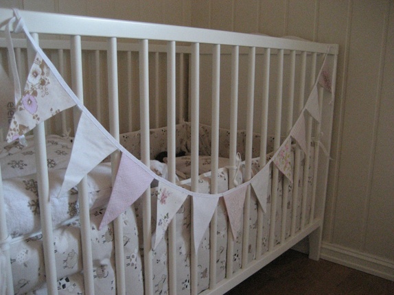 SALG-40%! Vimpelrekke i rosa og hvitt med vintage broderi - Epla