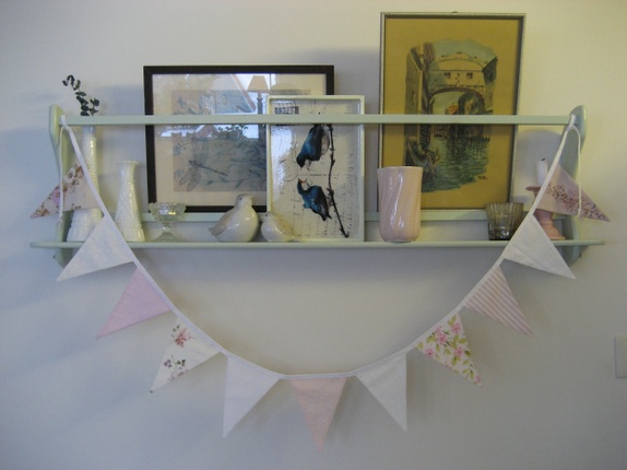 SALG-40%! Vimpelrekke i rosa og hvitt med vintage broderi - Epla