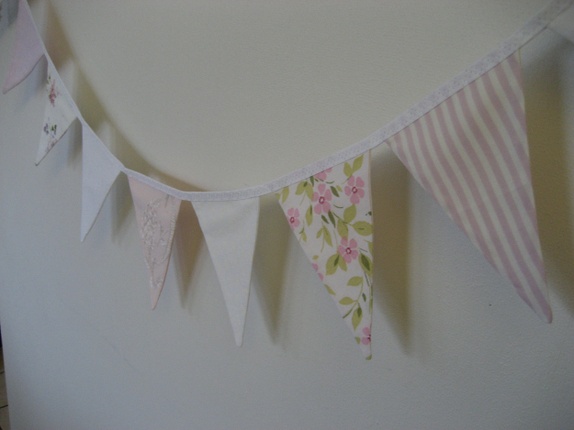 SALG-40%! Vimpelrekke i rosa og hvitt med vintage broderi - Epla