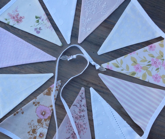 SALG-40%! Vimpelrekke i rosa og hvitt med vintage broderi - Epla