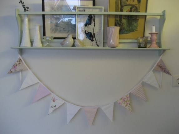 SALG-40%! Vimpelrekke i rosa og hvitt med vintage broderi - Epla