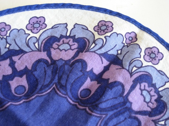 Retro brikke til advent-mønster i lilla og kongeblått - Epla