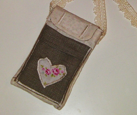 Foret mobilveske med ekstra lomme, brodert hjerte, og blonde-anheng. - Epla