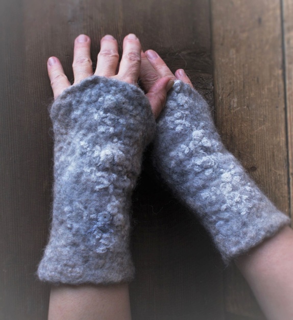 Ull Pulsvanter i Grått Beige med hvite små blomster /Pulsvarmere / Håndlaget /Tovet /Norsk Ull ...