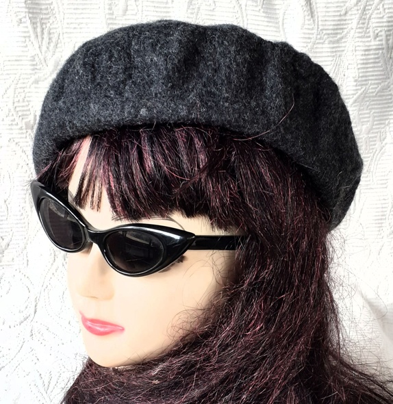 Alpelue av Ull Tovet Beret Norsk Ull Håndlaget Unik Design Koksgrå Lue Hatt med Rose - Epla