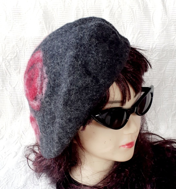 Alpelue av Ull Tovet Beret Norsk Ull Håndlaget Unik Design Koksgrå Lue Hatt med Rose - Epla