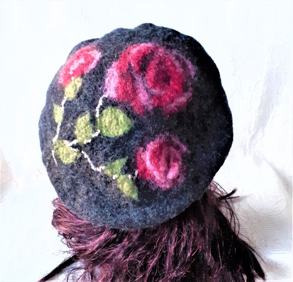 Alpelue av Ull Tovet Beret Norsk Ull Håndlaget Unik Design Koksgrå Lue Hatt med Rose - Epla