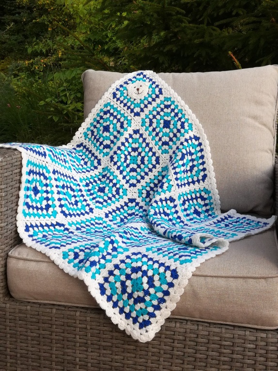 Heklet vognteppe / babyteppe i bestemorsruter - Epla