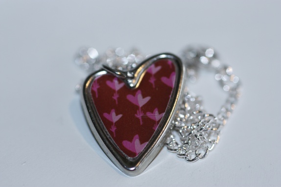 Nydelig smykke - hjerte med rosanyanser m/sølvbelagt kjede - Epla
