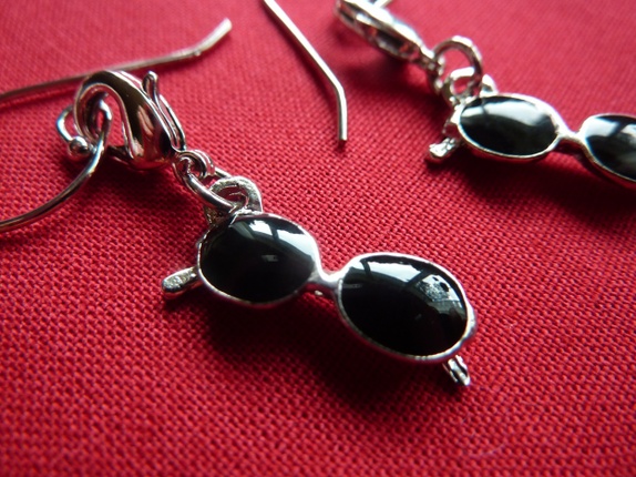 Øredobber, solbriller. - Epla