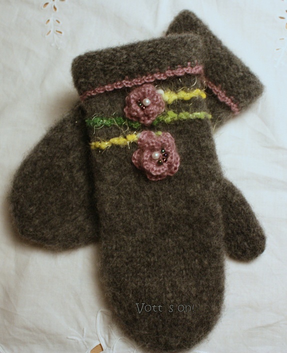 Mjuk og god mørkegrå vott med roser str m - Epla