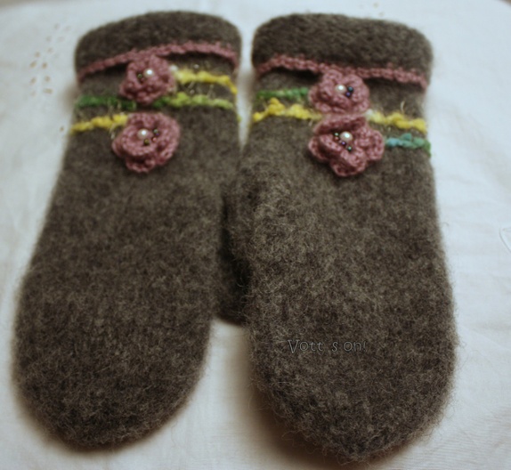 Mjuk og god mørkegrå vott med roser str m - Epla