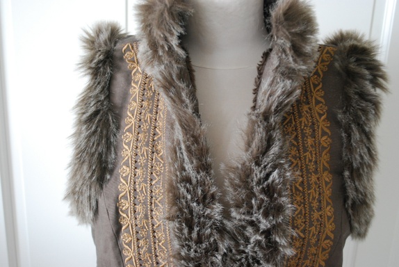 "Pelsvest" med perler og broderier - FRANSA str L - Epla