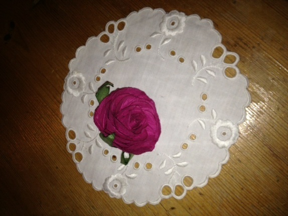 Nydelig liten brikke i engelsk broderi - Epla