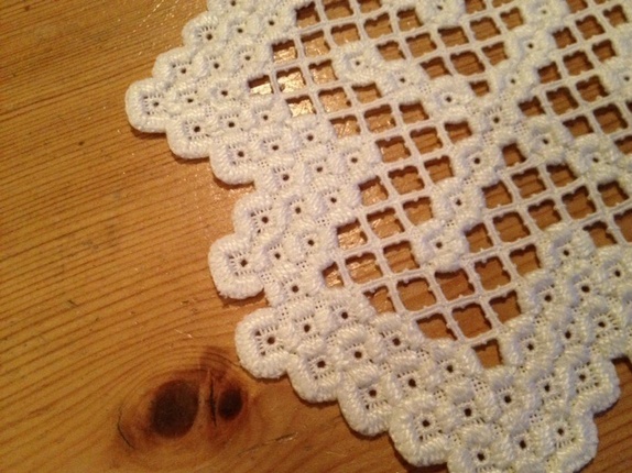 Liten brikke i hardangersøm - Epla