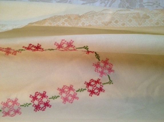 Perfekt lys, lys gul duk med rosa blomster, vårlig og flott! - Epla