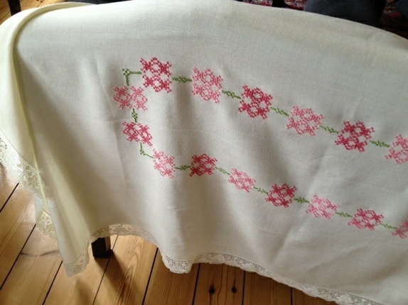 Perfekt lys, lys gul duk med rosa blomster, vårlig og flott! - Epla