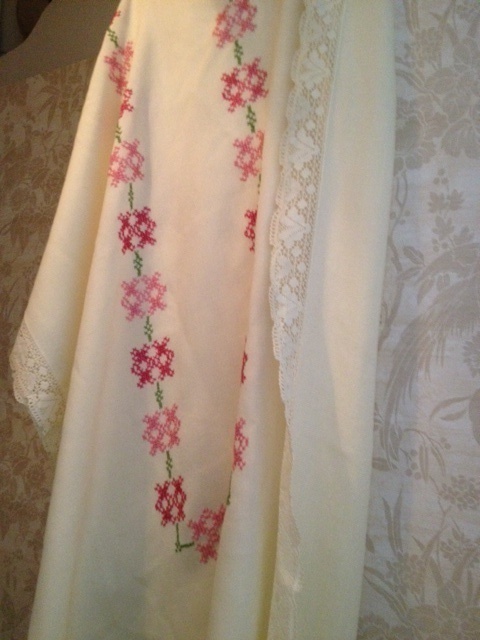 Perfekt lys, lys gul duk med rosa blomster, vårlig og flott! - Epla