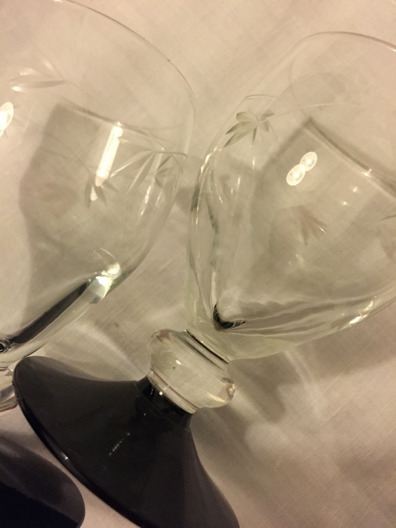 Glass med svart stett og sliping - Epla