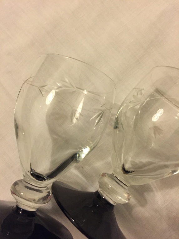 Glass med svart stett og sliping - Epla