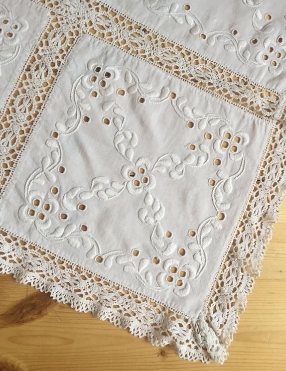 Håndbrodert duk - Epla