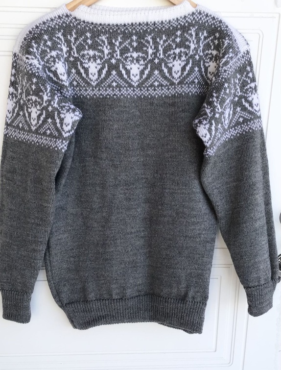 På bestilling Ullgenser i naturlig Norsk ullgarn, str. M/L - Epla