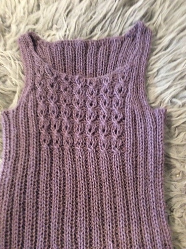 Mørk lilla vest med hullmønster - Epla