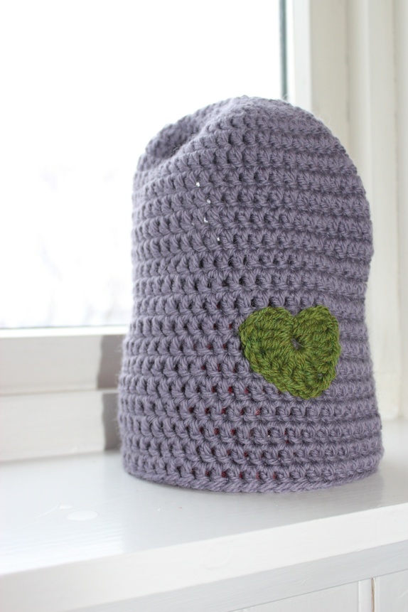 Heklet damelue i lilla med hjerte - Epla