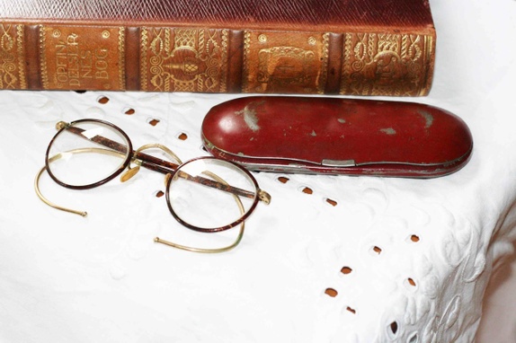 Gamle artige briller med etui. - Epla