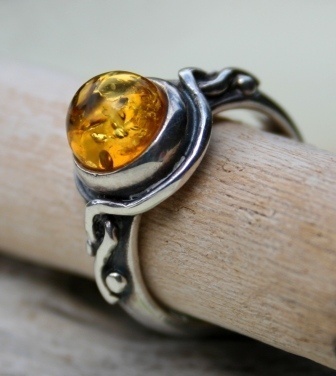 RESERVERT. Sølvring med rav - Epla