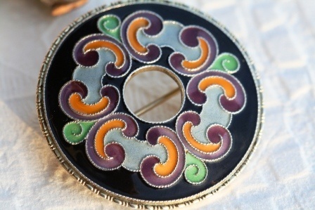 Stor brosje i sølv og emalje. Clement Berg. Vintage - Epla