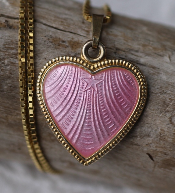 Arne Nordlie. Anheng/ hjerte i sølv og emalje (med "Fader vår.") Vintage - Epla